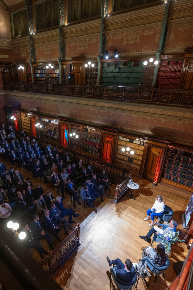 Méabh Mc Mahon - ON AIR - ON STAGE - ON POINT - Contact me